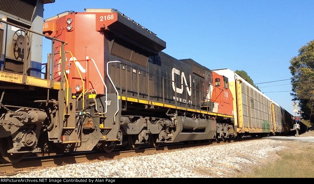 CN C40-8W 2168 runs SB past Crestwood Road
